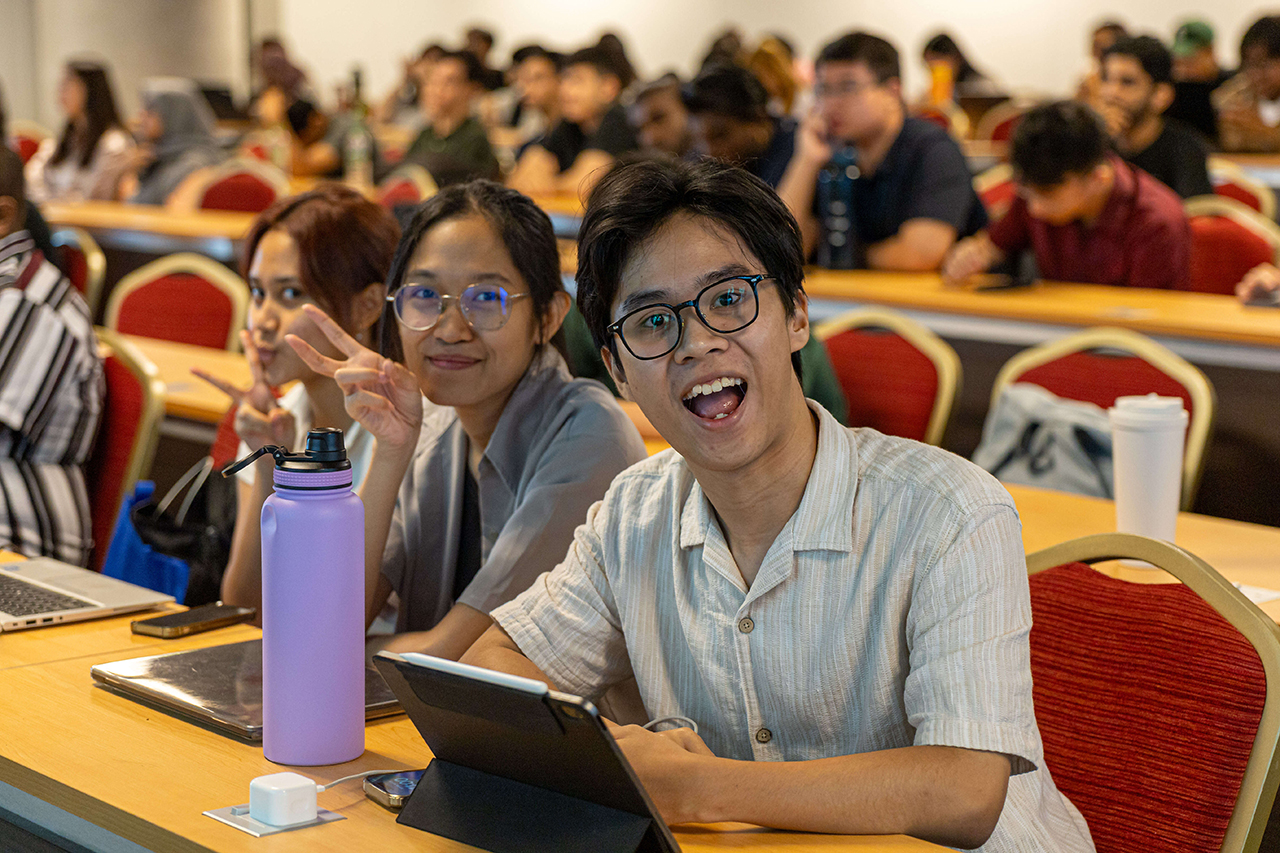 Leveraging AI and alternative Investments for Business Growth in 2025 | APU