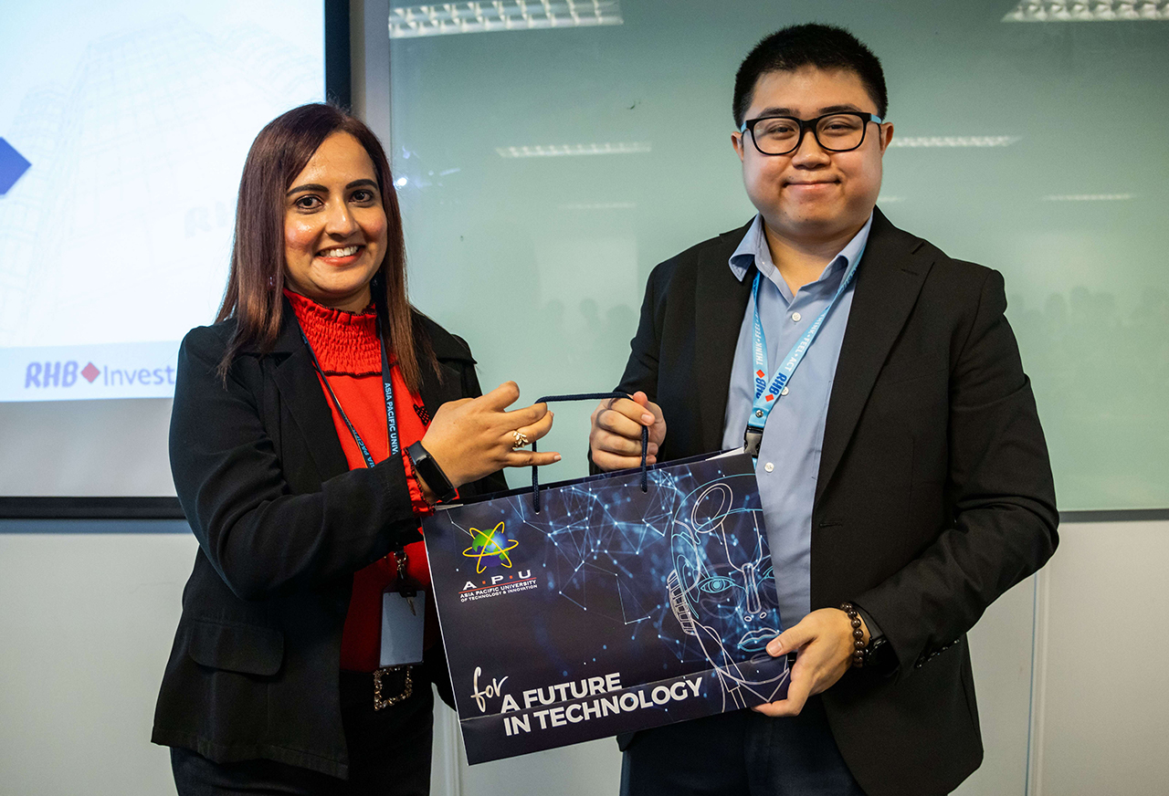 Leveraging AI and alternative Investments for Business Growth in 2025 | APU